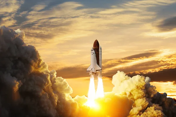 Rymdskepp Lyfter Rymdfärjan Med Rök Och Smäll Lyfter Rymden Blå ...