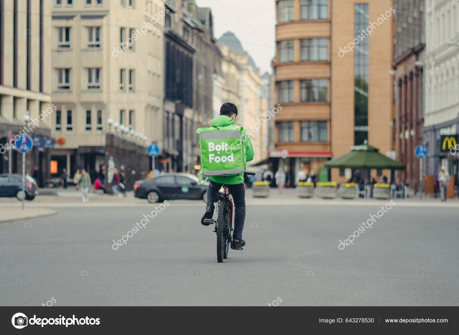 Riga Latvia June 2022 Bolt Food Delivery Worker Delivers Food — Stock ...