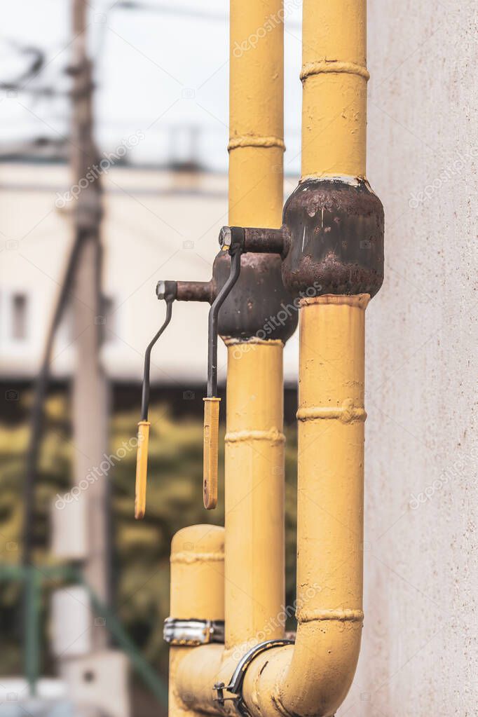 Dos tubos verticales de gas amarillo con válvulas. Transporte de gas a ...