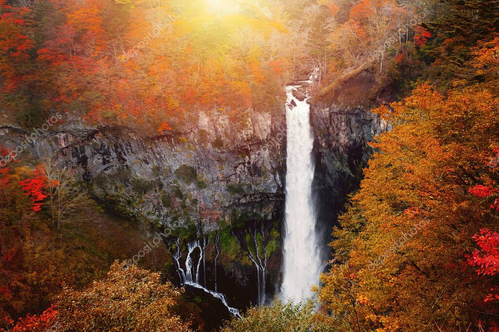 Cascada de Kegon en Nikko, Japón. La cascada de Kegon es una de las 3 ...
