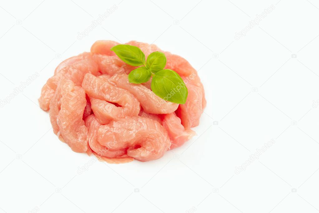 Trozos frescos congelados de carne de pavo sobre un fondo blanco.Pollo ...