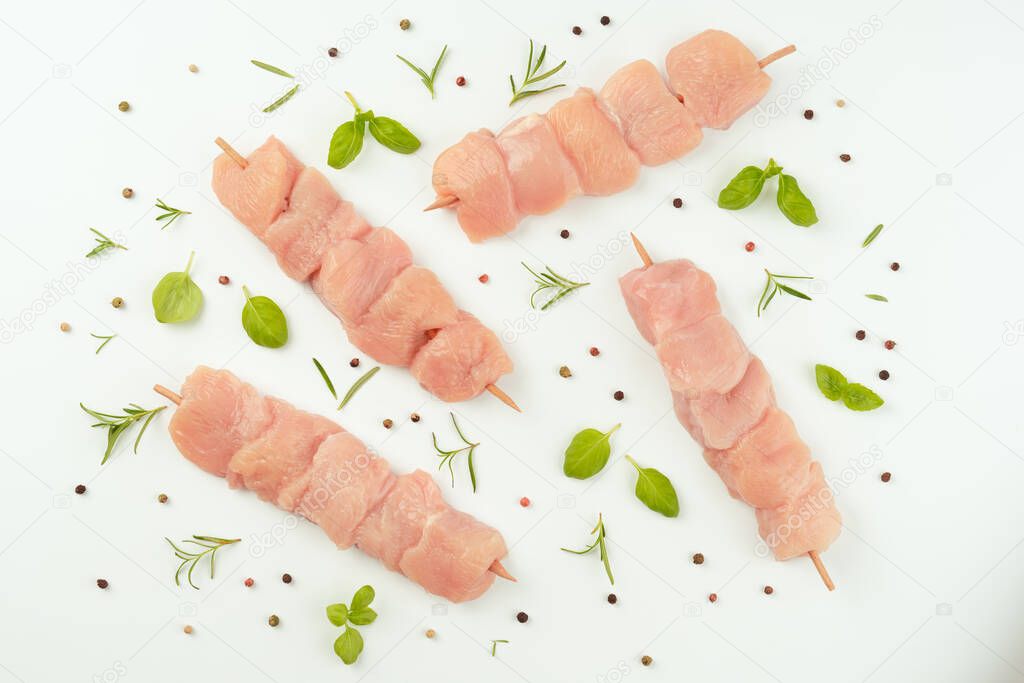 Brochetas de pollo.Filetes de pechuga de pollo.Pollo crudo.Comida ...