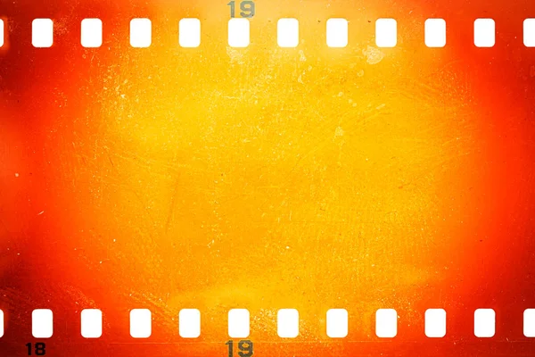 Polvoriento y grueso 35mm textura de la película o superficie. Película perforada de cámara ...