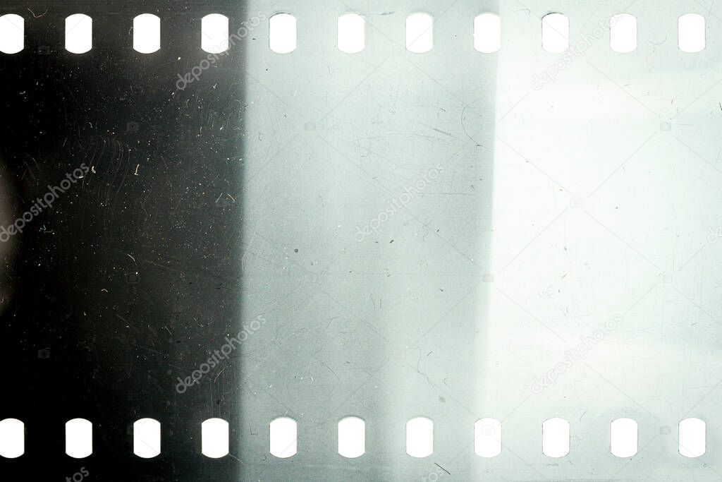 Polvoriento y grueso 35mm textura de la película o superficie. Película perforada de cámara ...