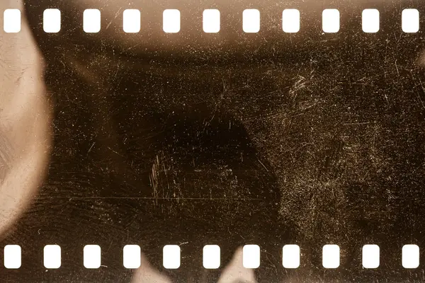 Polvoriento y grueso 35mm textura de la película o superficie. Película perforada de cámara ...