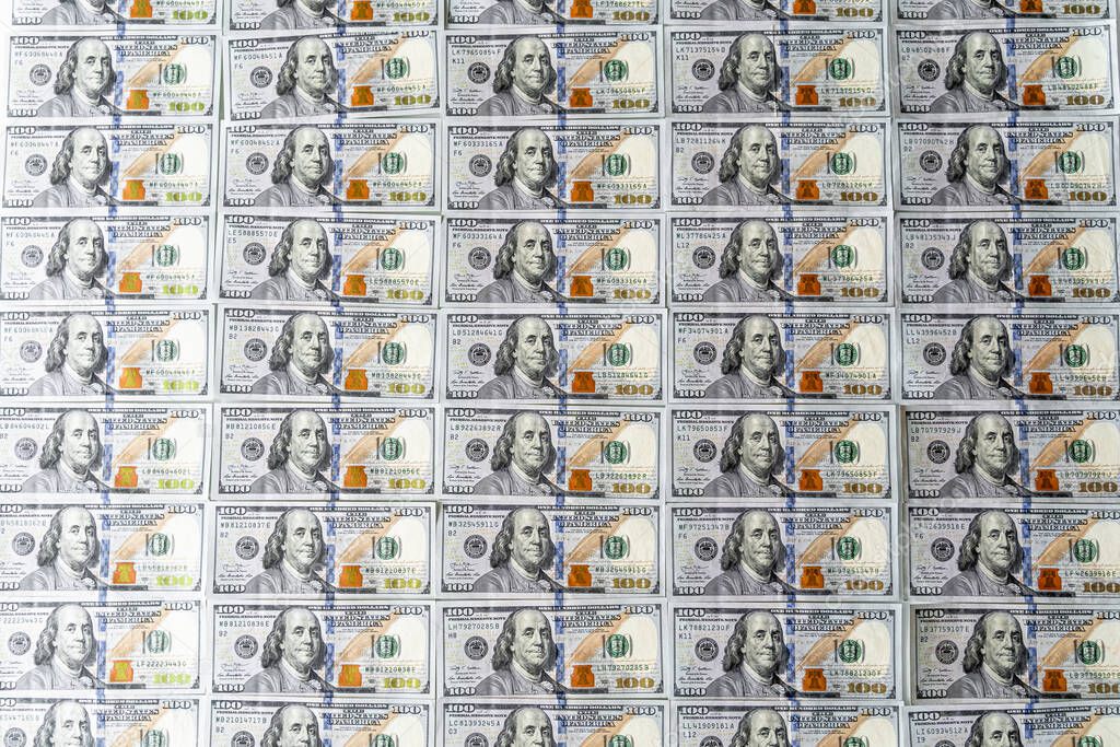 Montón de dinero que se muestra en la hoja de papel con una gran ...