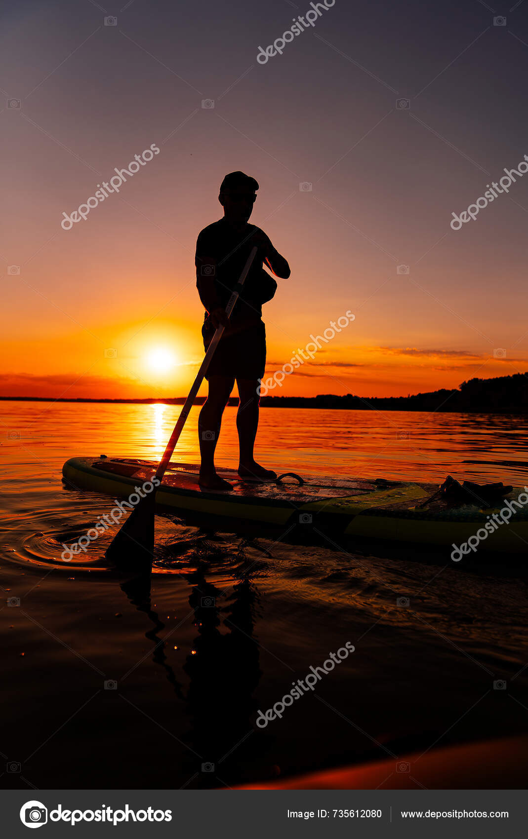 Hombre Paddleboarding Sunset Una Silueta Hombre Remando Lago Atardecer ...