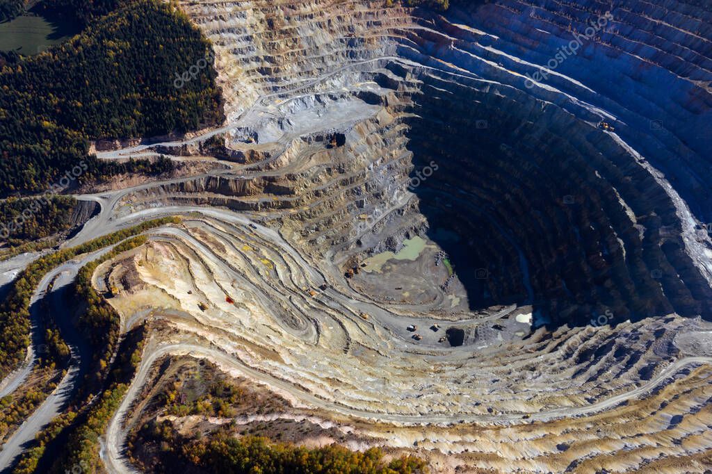 Vista aérea del dron de la mina de cobre a cielo abierto Rosia Poieni ...