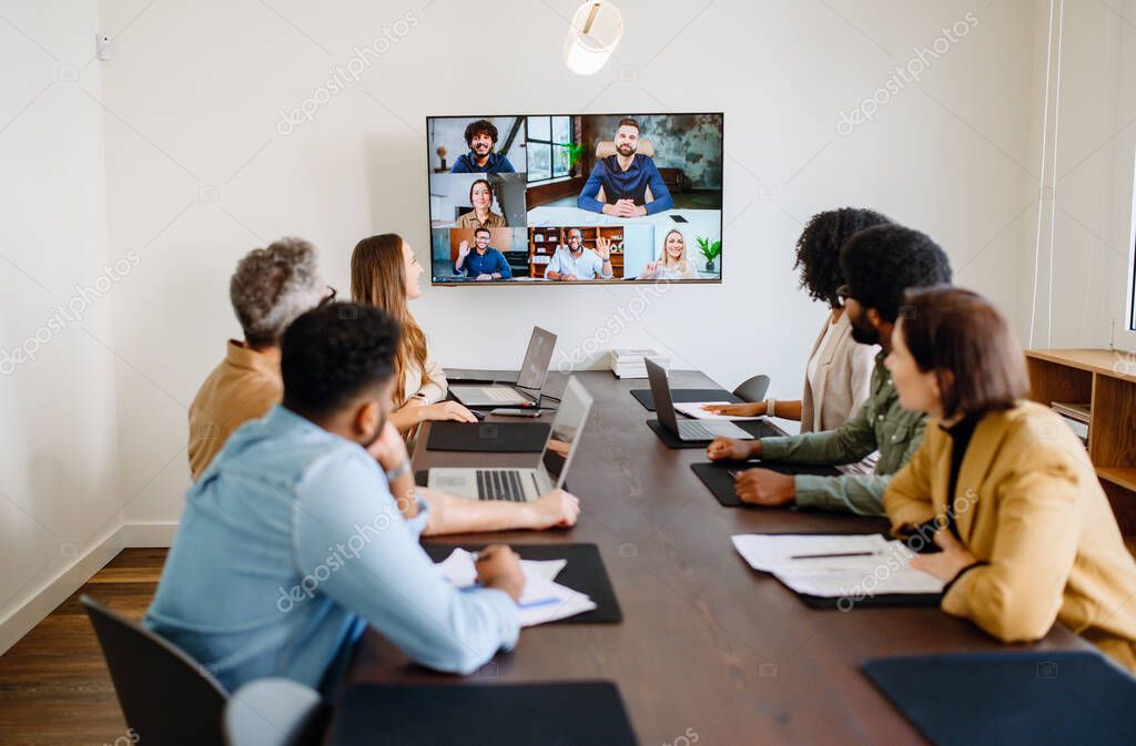 El equipo participó en una reunión virtual con una pantalla de ...