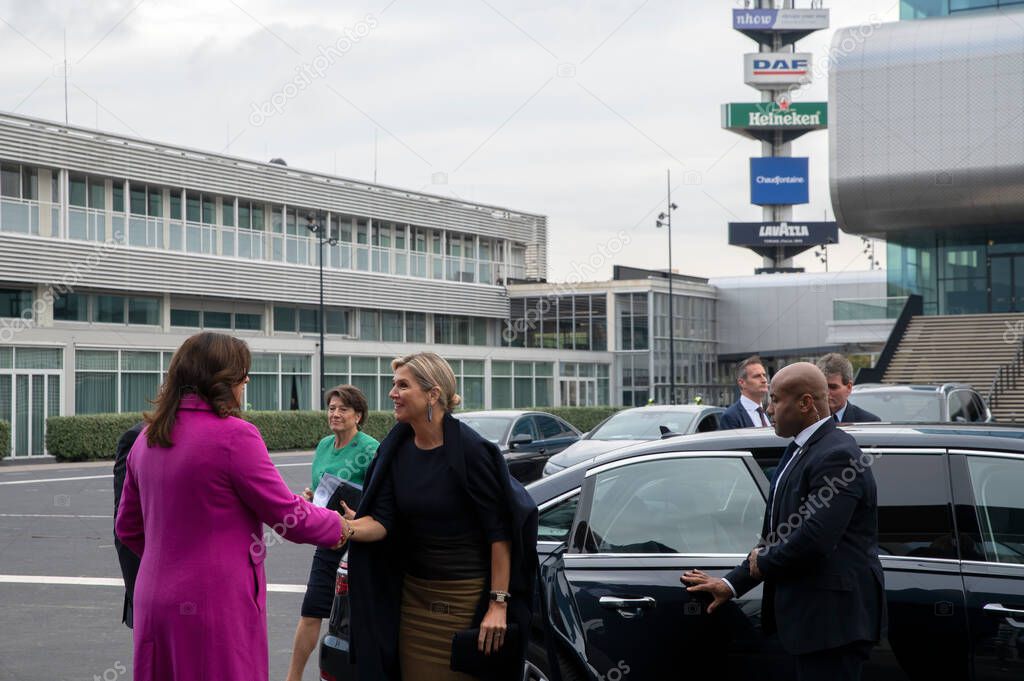 Hester Van Buren y Cees Loggen dan la bienvenida a Queen Maxima en la ...