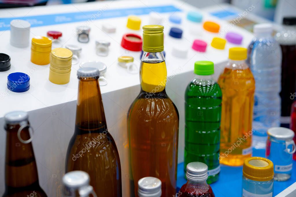 Tapas concepto de embalaje. Tapas y cierres de botellas de diseño de envases. Tapas de tornillo ...