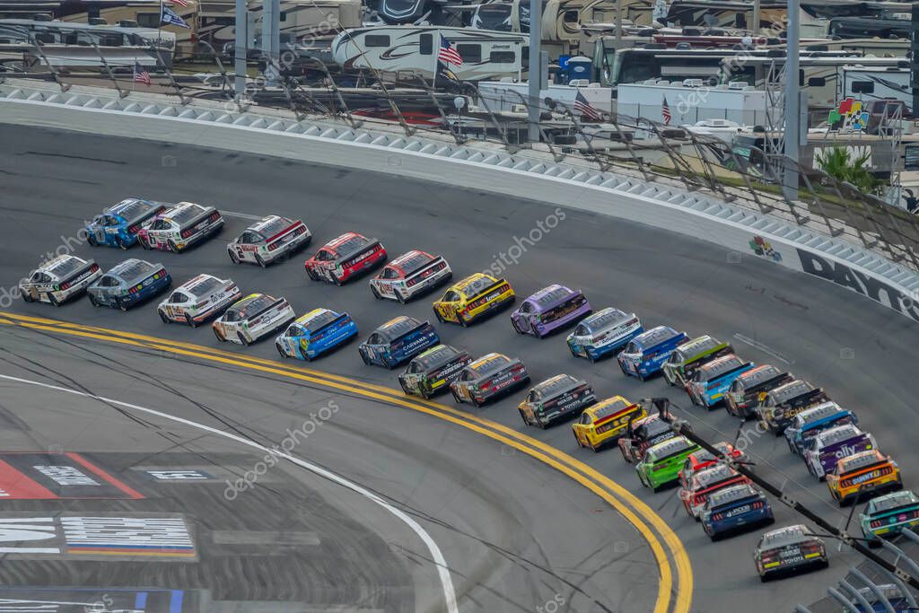 Las carreras de campo en el turno uno durante el Daytona 500 en el ...