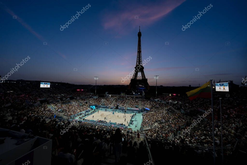 Con la Torre Eiffel al fondo, el sol se pone en el Stade Tour Eiffel ...