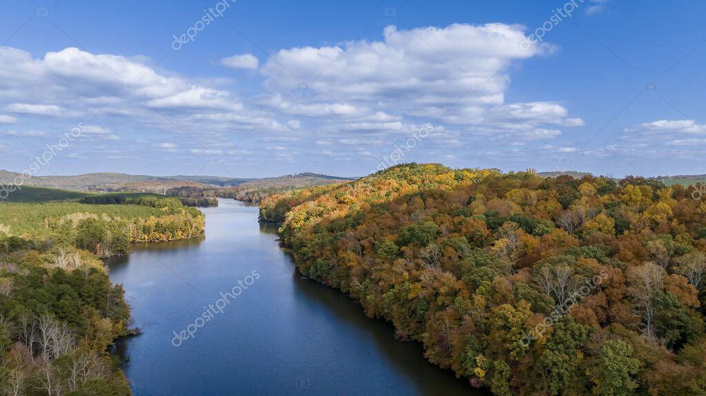 Una vista aérea del río Pee Dee captura su sinuoso curso a través de ...