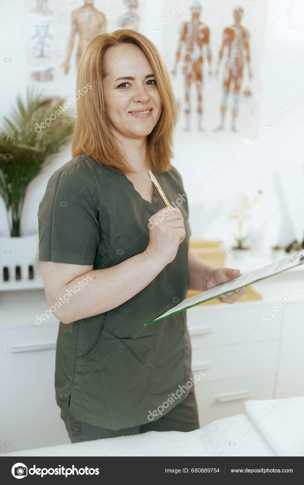 Healthcare Time Smiling Massage Therapist Woman Massage Cabinet Clipboard — Stock Photo ...