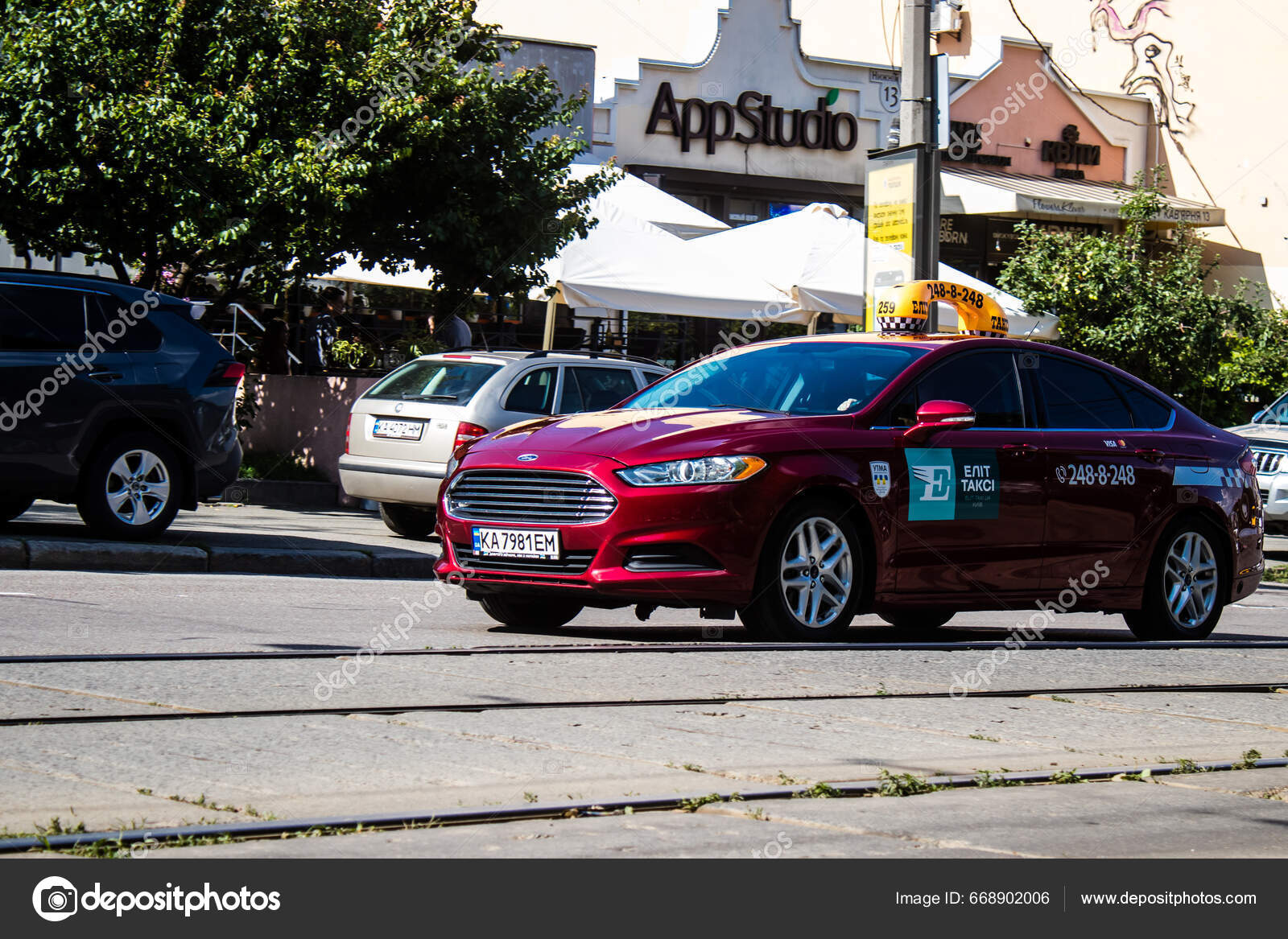 Kyiv Ukraine August 2023 Taxi Rolling Downtown Kyiv People Use – Stock ...