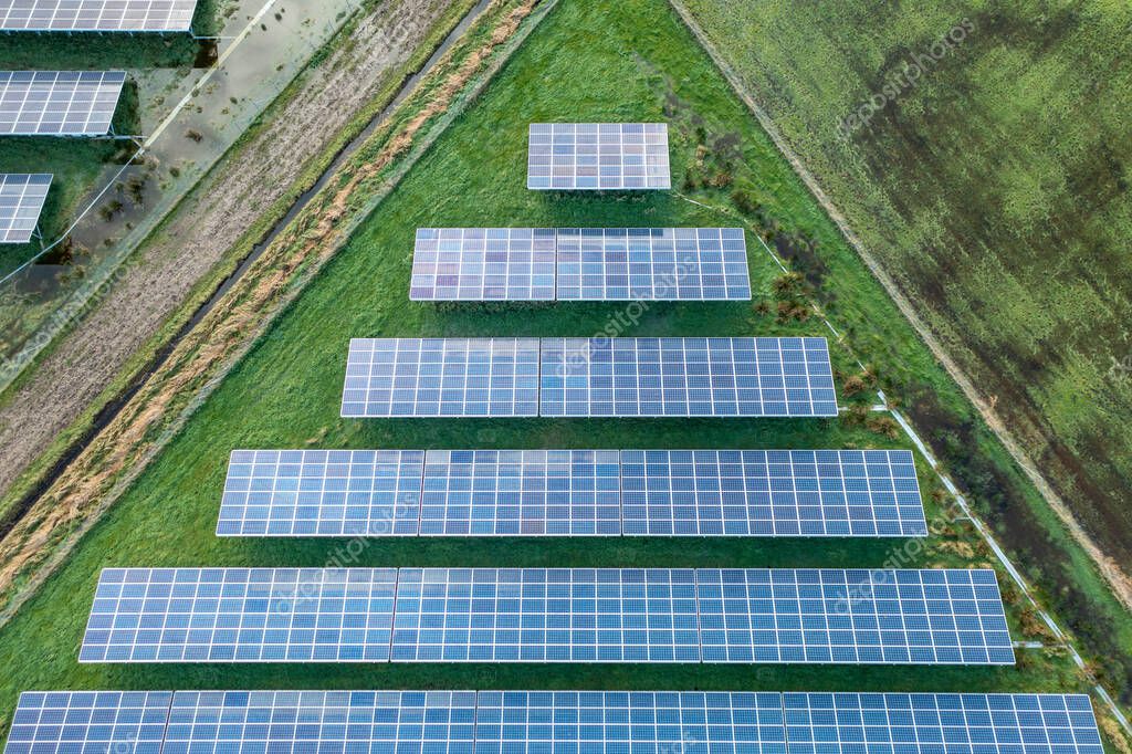 Campo con varias filas de paneles solares, en el estilo de ...