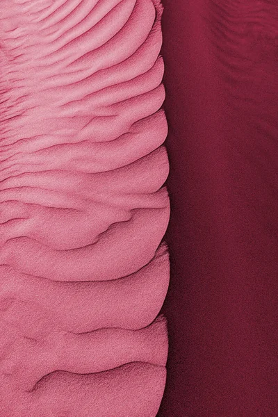 Surgen olas de dunas arenosas. Primer plano de la playa de arena de ...