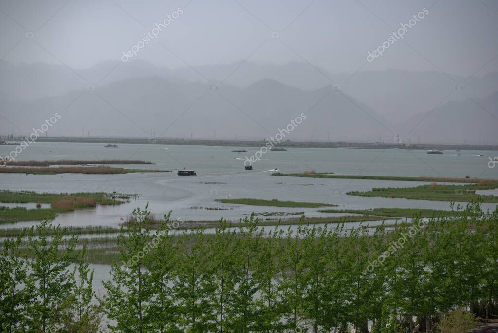 El lago Shahu se encuentra junto a la montaña Helan y el río Amarillo ...
