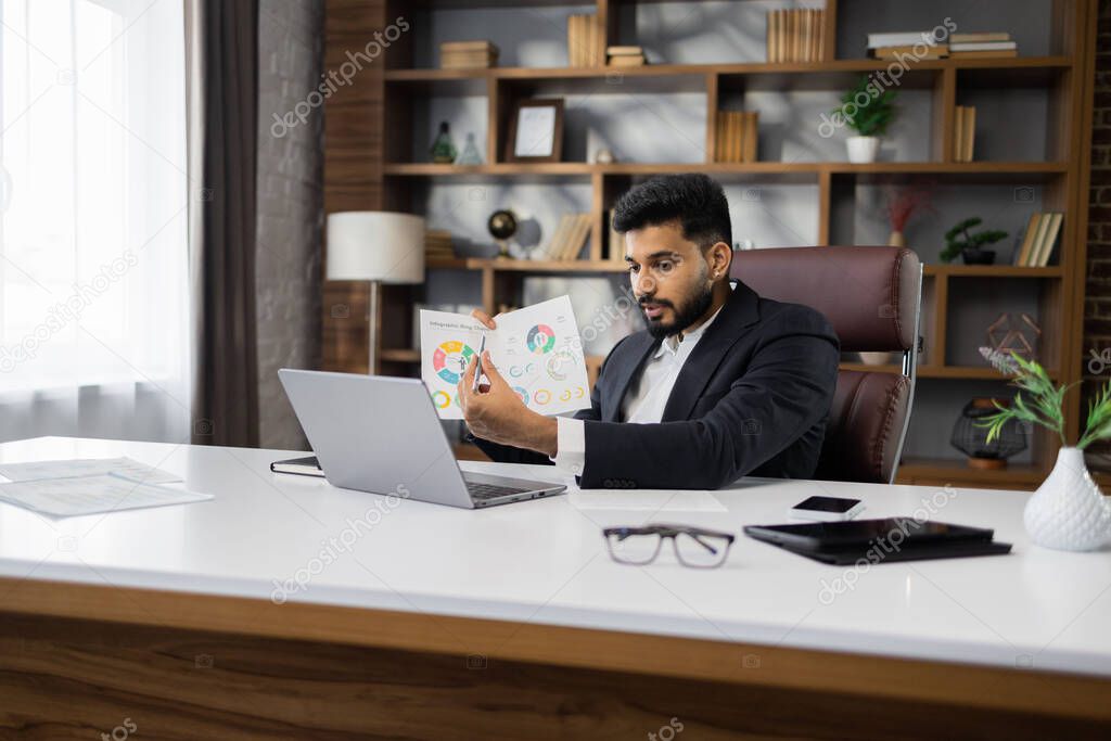 Hombre profesional de marketing serio en traje hablando con el cliente ...
