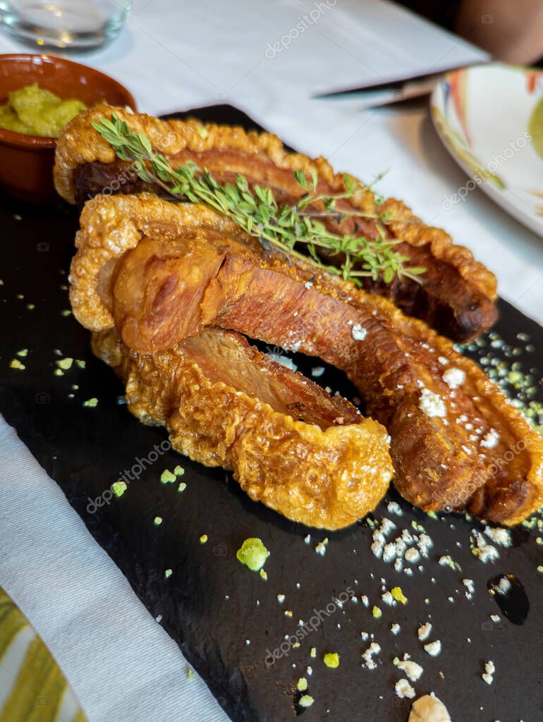 Plato típico español llamado torreznos, que consiste en piel de cerdo ...