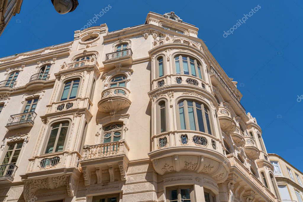 Una encantadora fachada en Málaga, España, con balcones tradicionales ...