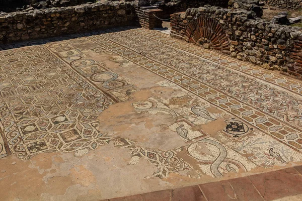 Mosaicos del piso en las ruinas antiguas de Heraclea Lyncestis cerca de ...