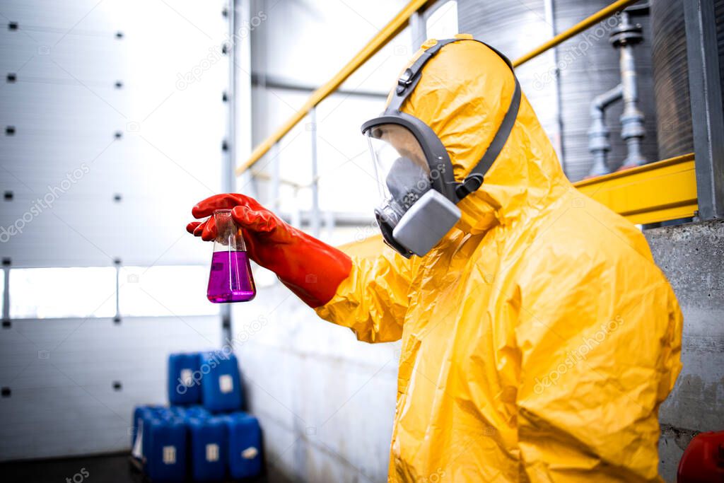 Control de calidad del trabajador que controla la producción de ...