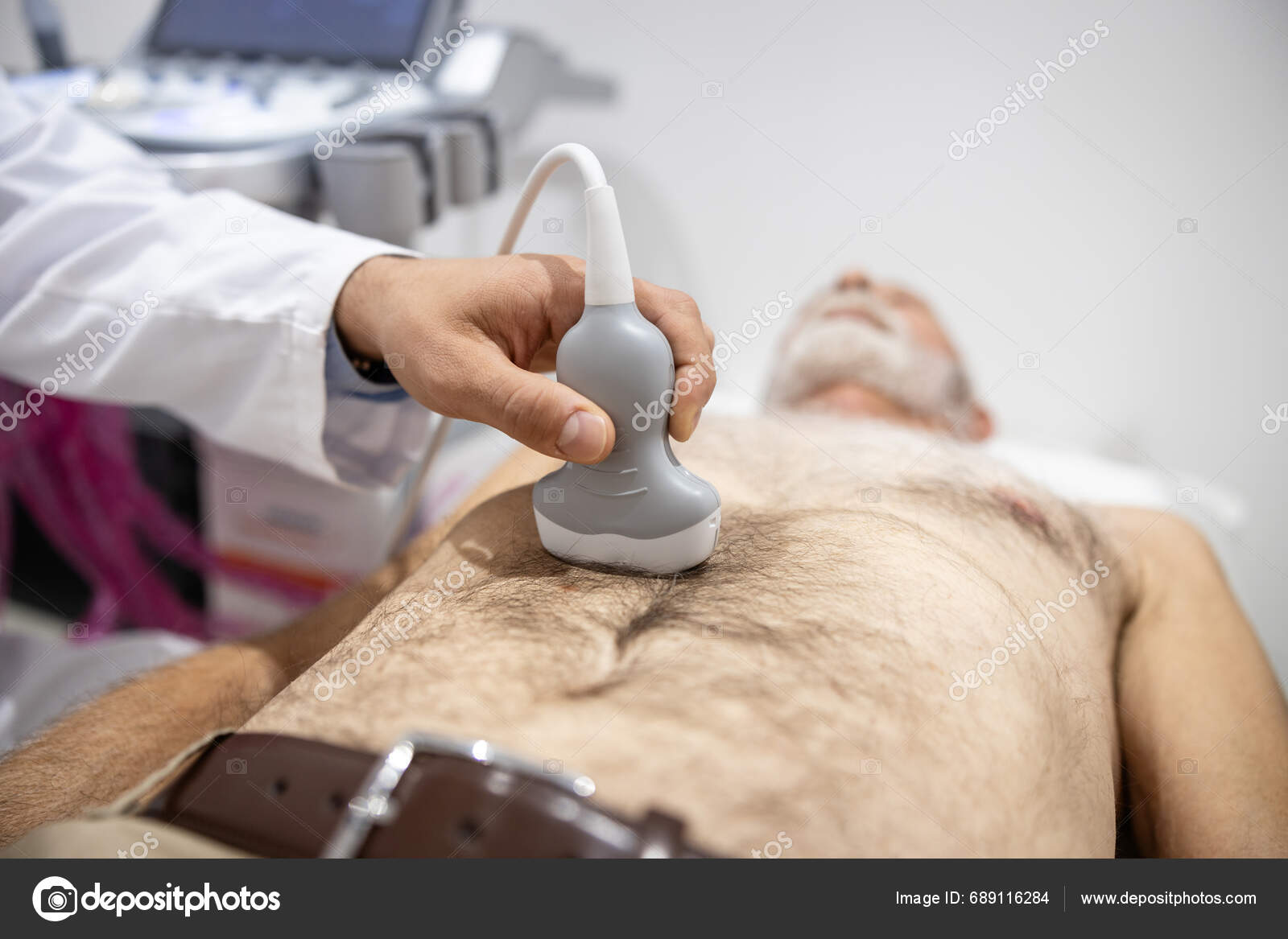 Lékař Provádí Břišní Ultrazvuk Vnitřních Orgánů Pacienta Jako Jsou ...