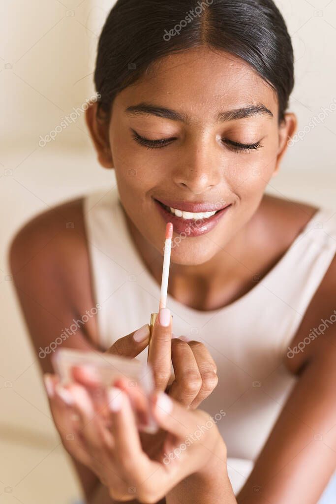 Aplicación de brillo labial, la mujer disfruta de la rutina de ...