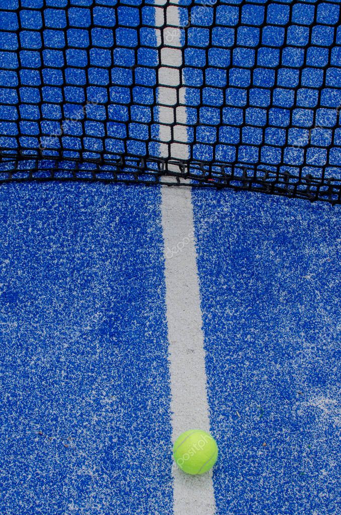 vista de una pelota sobre la línea cerca de la red de una pista de ...