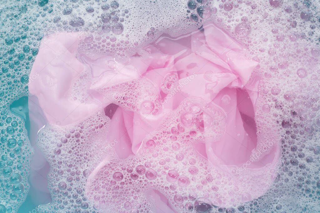 Ropa empapar en polvo detergente disolución de agua, lavado de ropa de ...