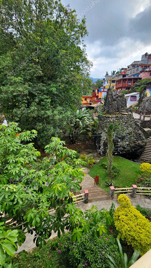 Xicotepec, Puebla, México - 17 de abril de 2023: La Xochipila es una roca que ha servido como un ...