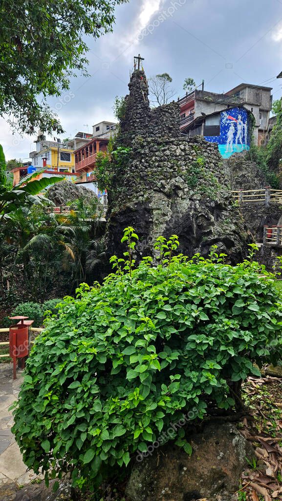 Xicotepec, Puebla, México - 17 de abril de 2023: La Xochipila es una roca que ha servido como un ...