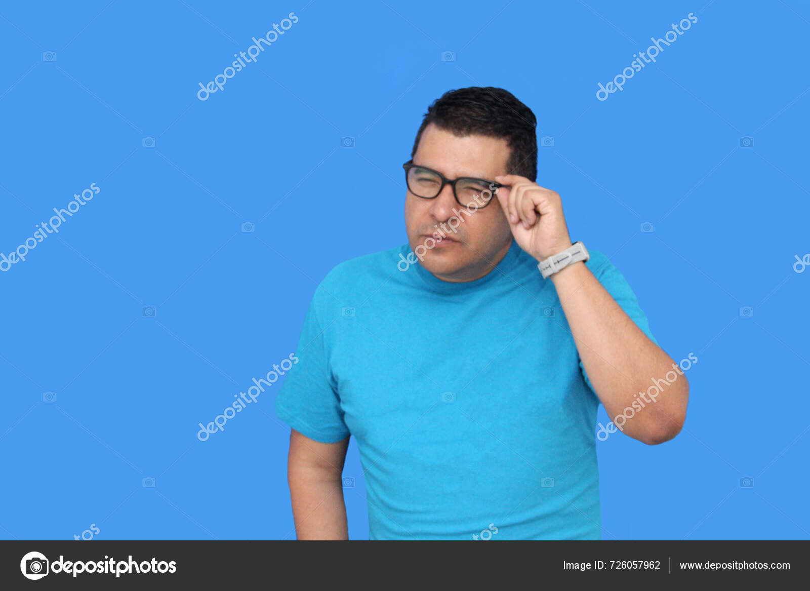 Year Old Dark Skinned Latino Man Uses Eyeglasses See Better — Stock ...
