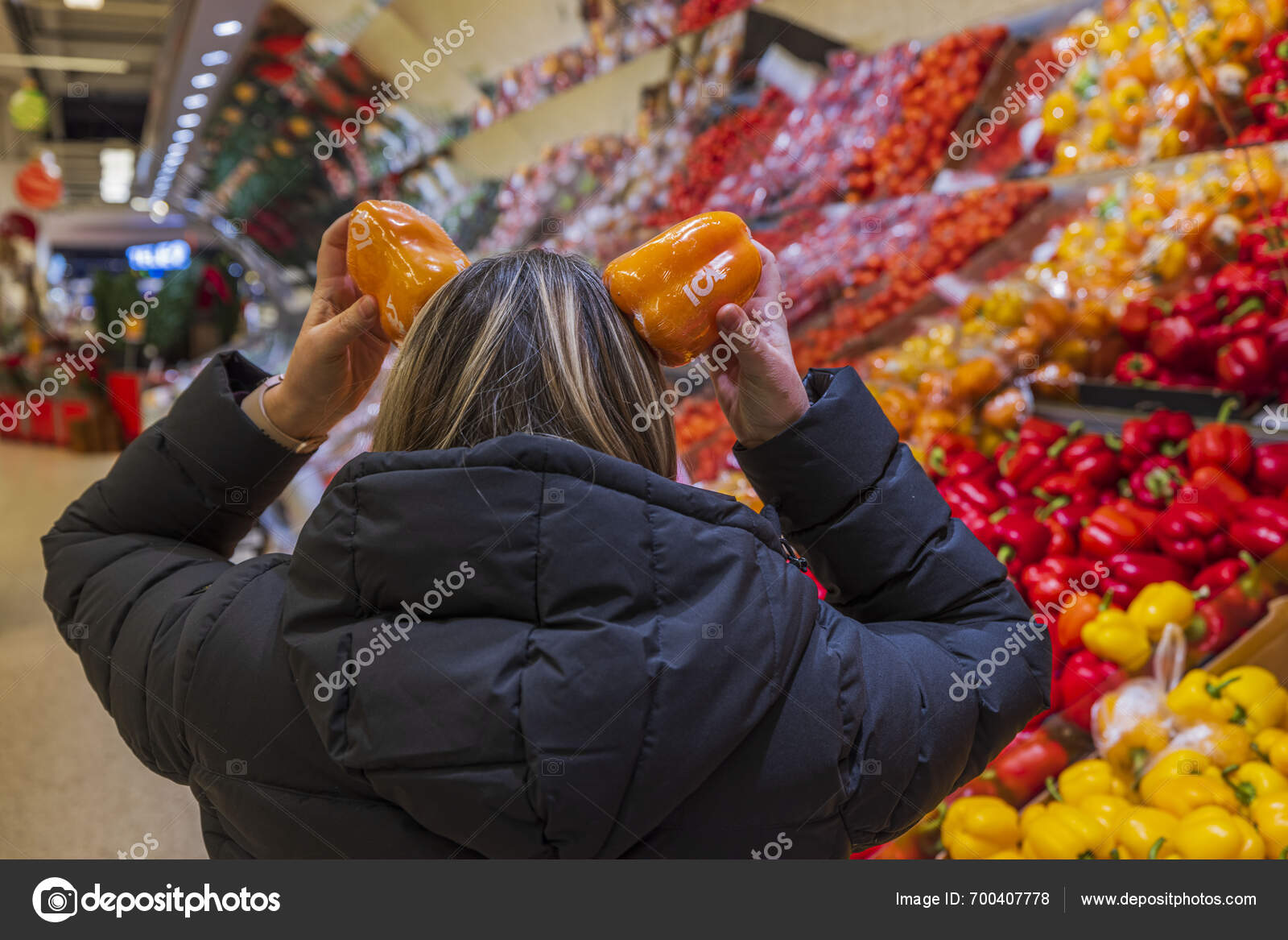 Close View Woman Goofing Vegetable Section Store Bell Peppers — Stock ...