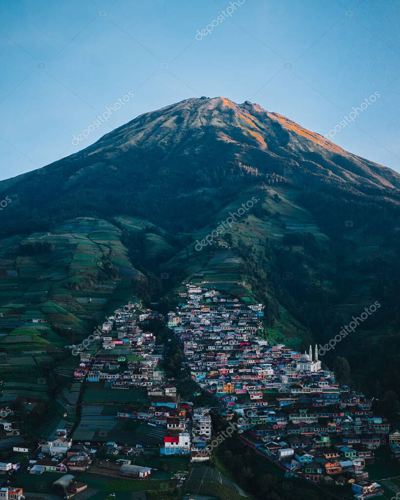 Vista aérea Nepal van Java. En el campo de la ladera de la montaña en ...