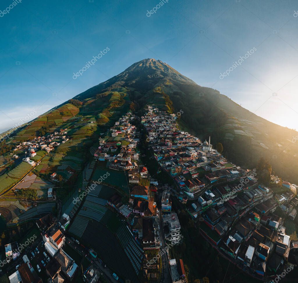 Vista aérea Nepal van Java. En el campo de la ladera de la montaña en ...
