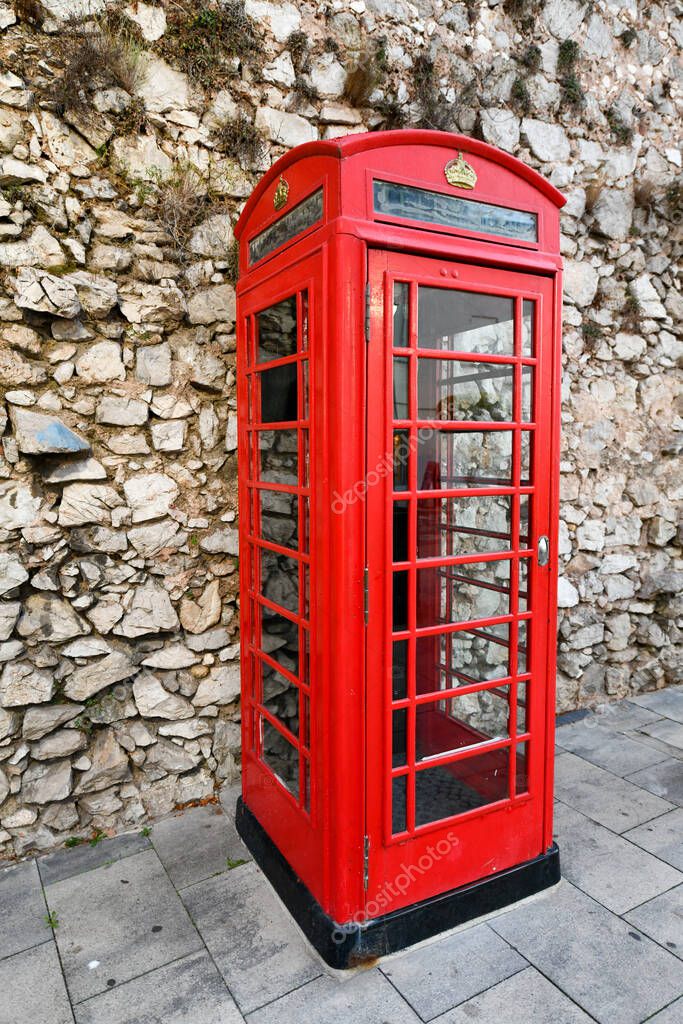 Una cabina telefónica clásica inglesa en las calles de Gibraltar. 2023
