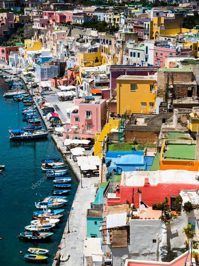 Vista de la isla de Procida con sus coloridas casas, puerto y la Marina ...