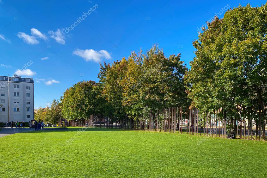 Berlín, Alemania - 13 de octubre de 2021: Barras verticales de hierro ...