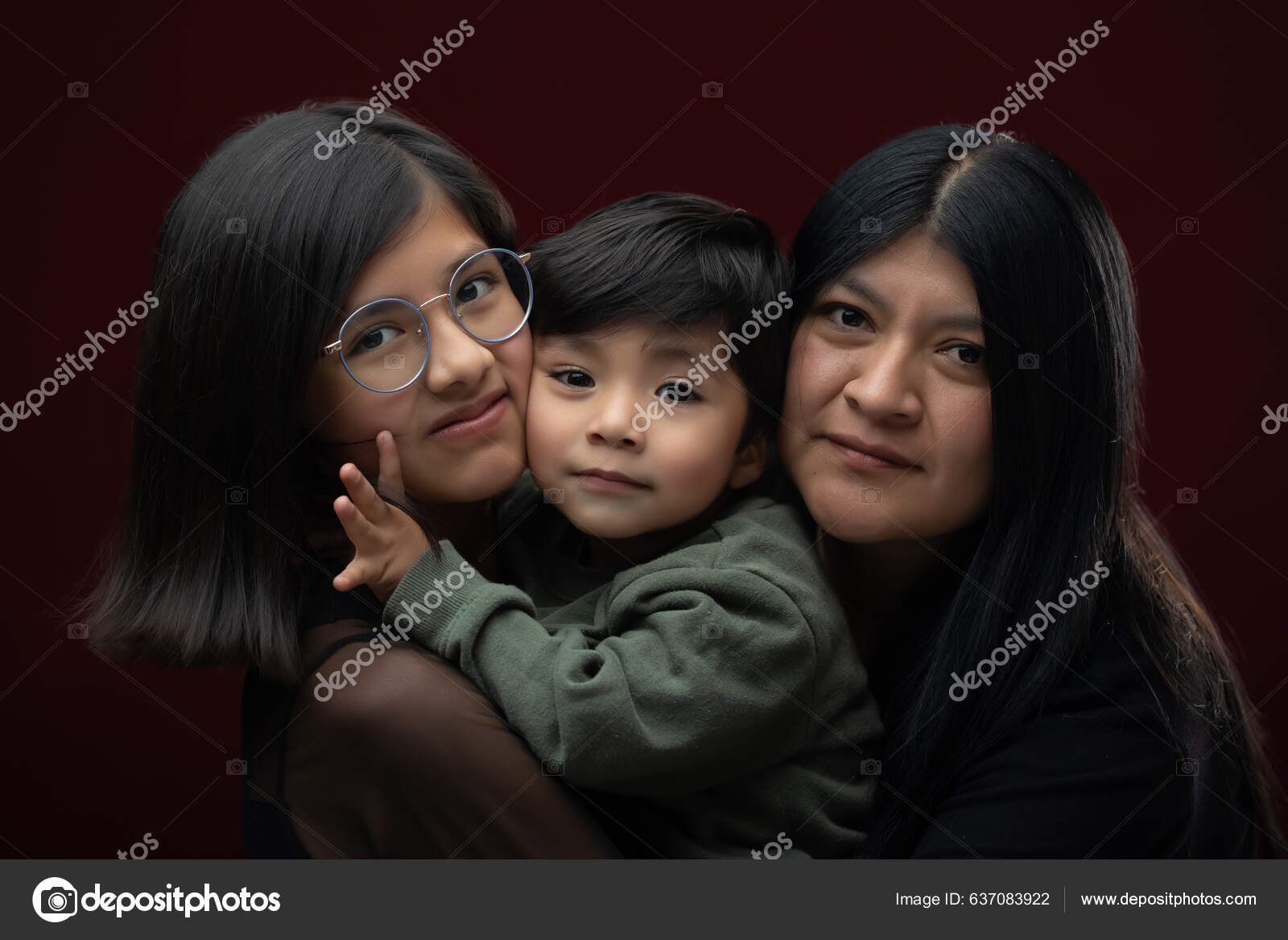 Mexican Mother Hugging Smiling Song Daughter — Stock Photo © Cavan ...