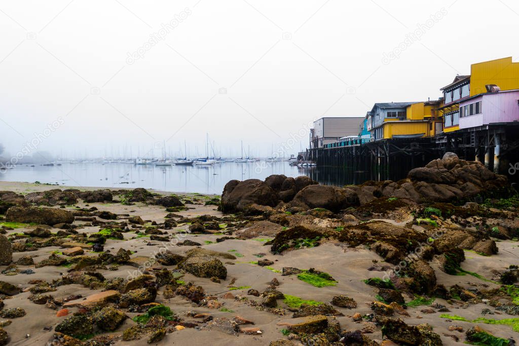 Puerto brumoso con yates amarrados y edificios coloridos en Monterrey 2025