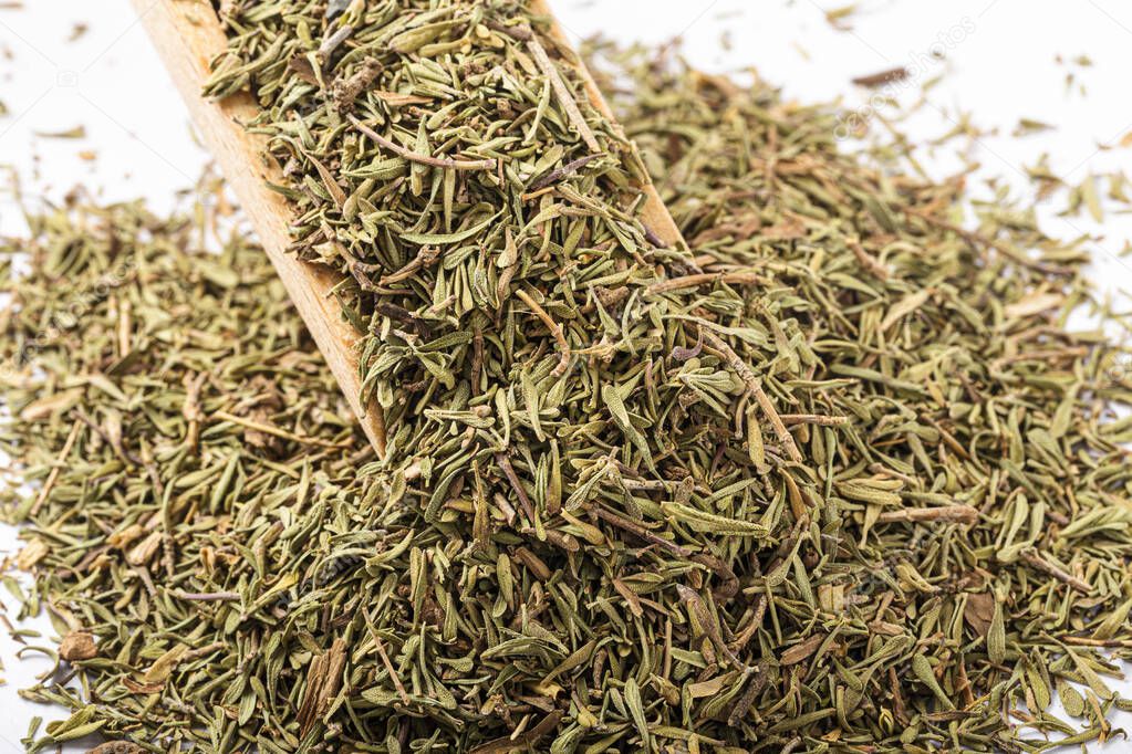 Tomillo seco sobre fondo blanco, creando una imagen de alto contraste ...