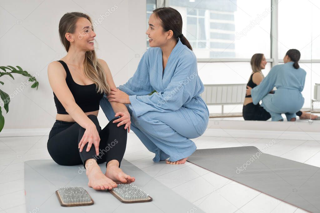 El terapeuta apoya al cliente después de estar de pie en las tablas de ...