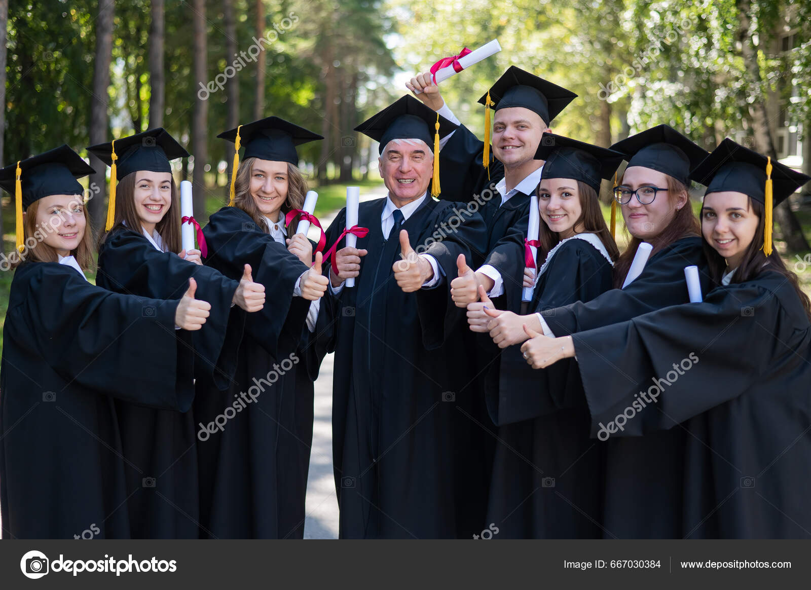 Grupo Graduados Túnicas Dan Pulgar Aire Libre Estudiante Edad Avanzada ...
