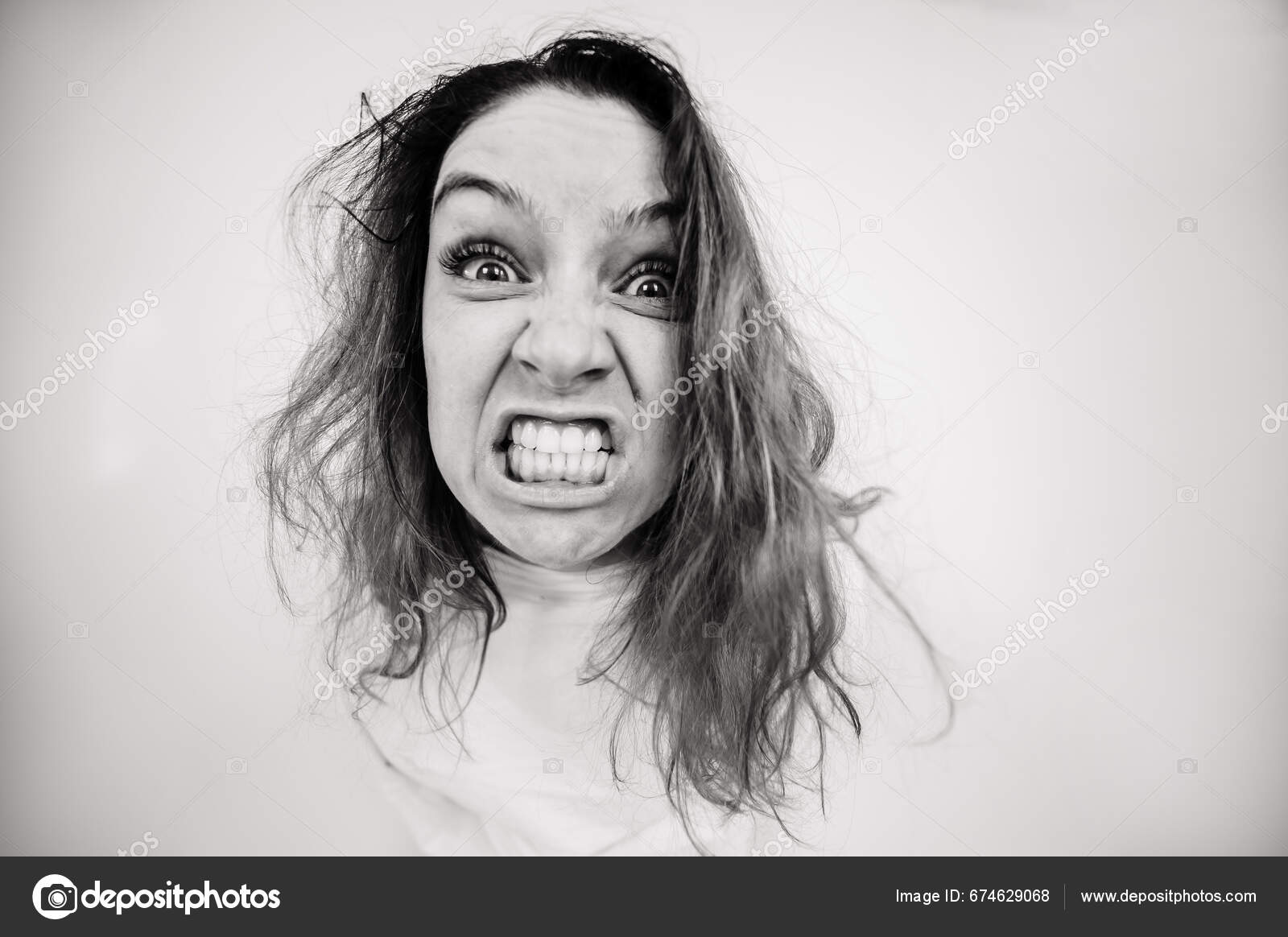 Retrato Cerca Una Mujer Loca Con Camisa Fuerza Sobre Fondo — Foto de ...