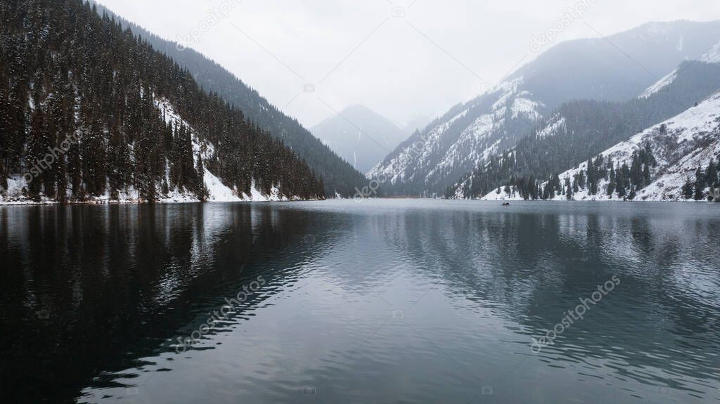 Lago de montaña Kolsai en el bosque de invierno. Vista de drones de ...
