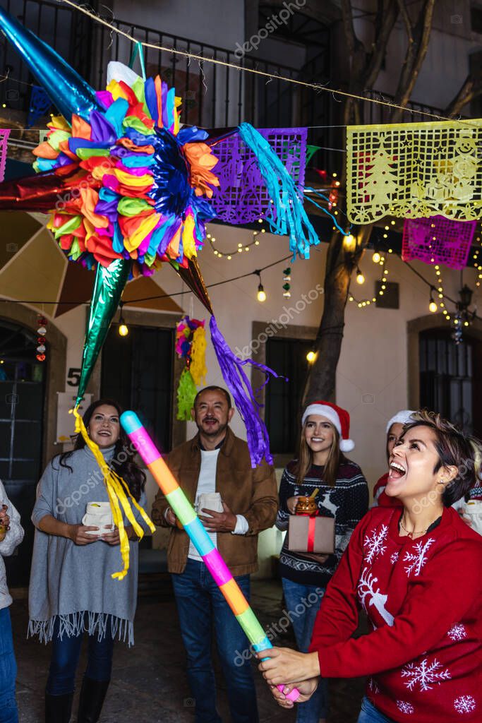Familia hispana rompiendo una piñata en tradicional celebración de ...