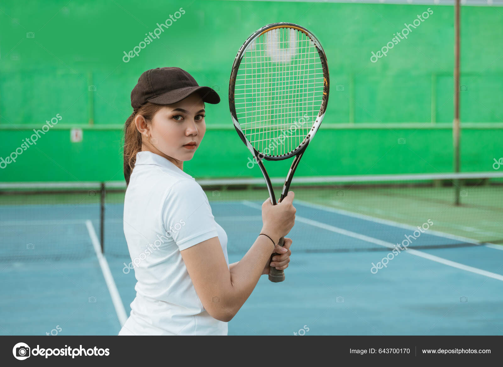 Tennis Athlete Looking Back While Holding Racket Tennis Court — Stock ...